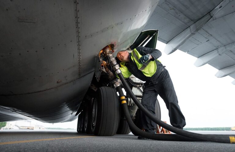 Underwing Vs Overwing Aircraft Fuel Nozzles (Compared)